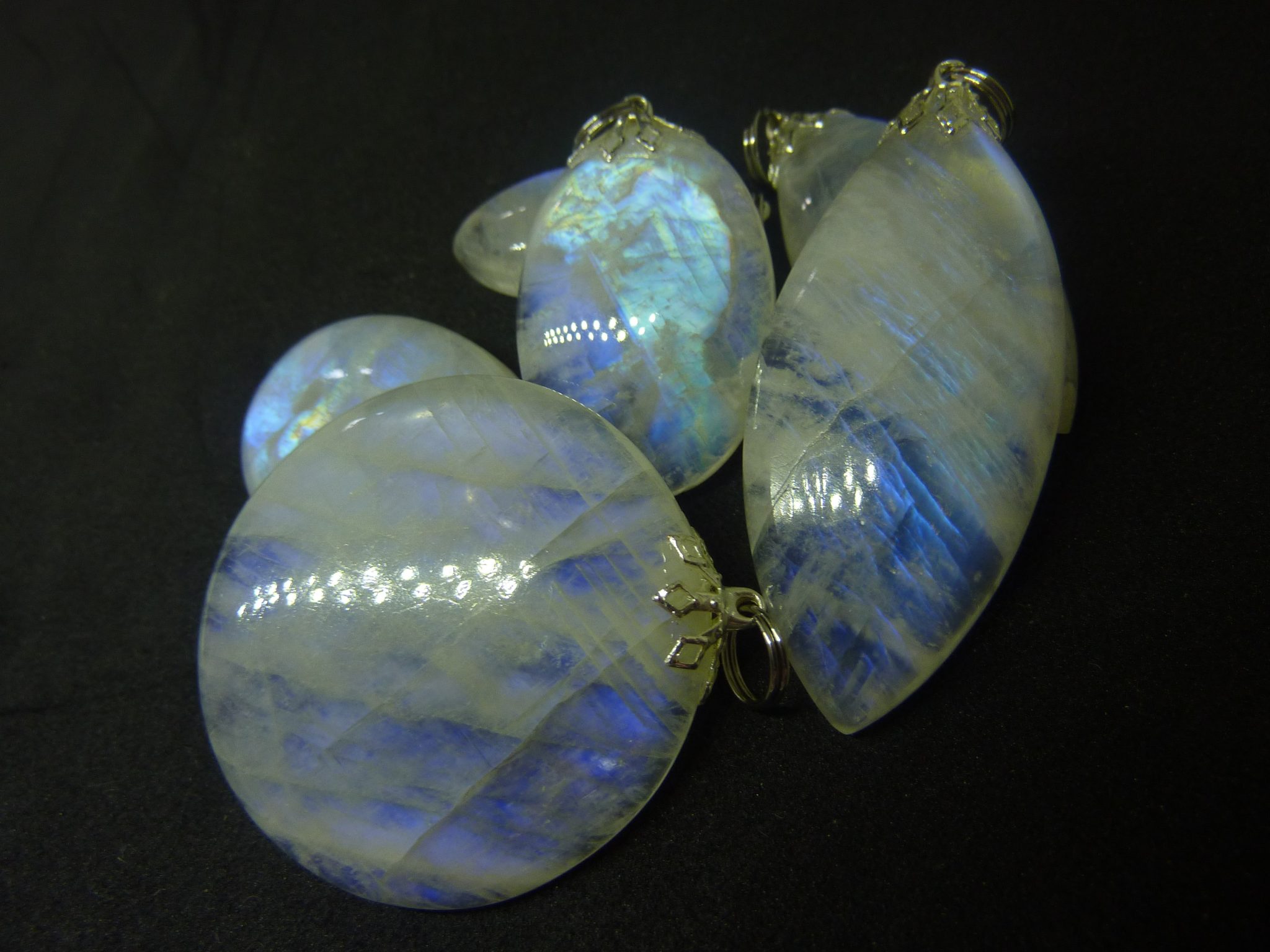 Propriétés pierre de lune et achat - Bijoux Minéraux de Gaia Propriétés pierre de lune et achat - Bijoux Minéraux de Gaia